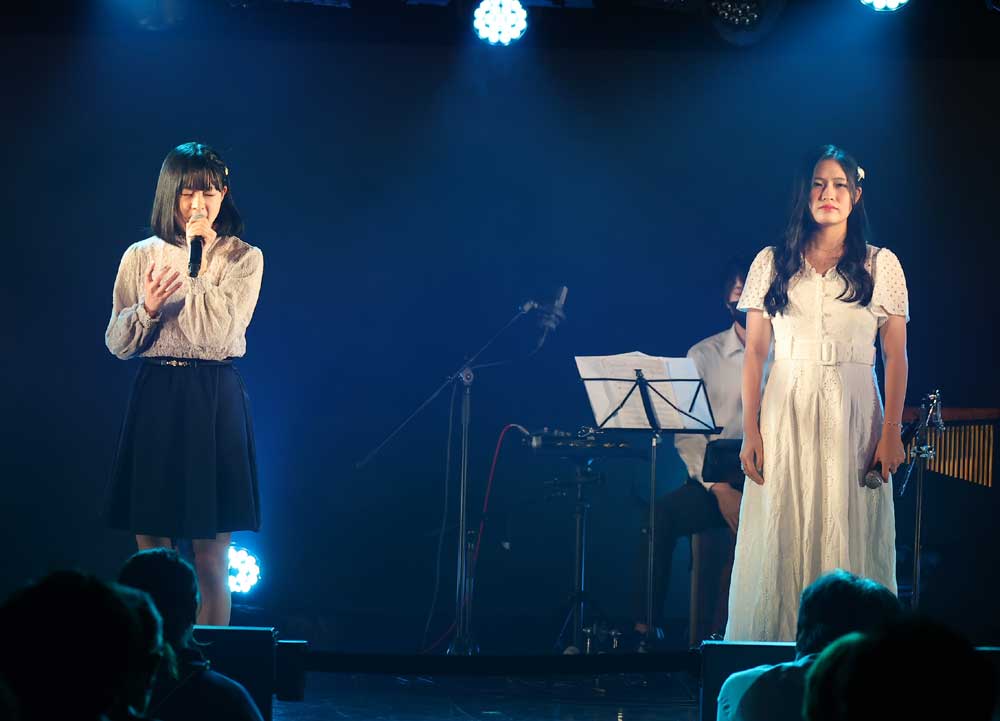 「九州女子翼」、アコースティックレターライブの9月千秋楽公演に出演。詩絵里が極上の歌声を響かせた | media-iz メディア・アイズ